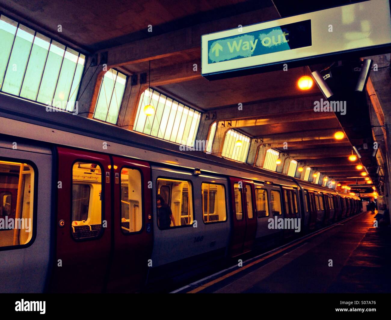 Tube station platform showing Metropolitan Line train, London, UK Stock ...