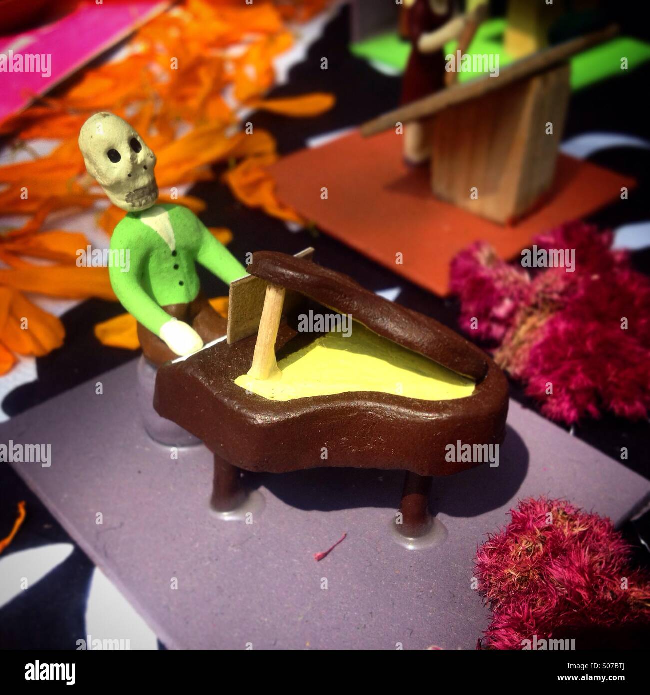 Skeleton playing piano hi-res stock photography and images - Alamy