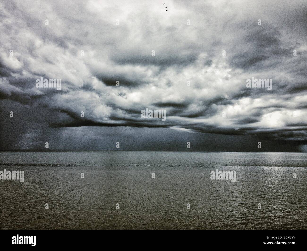 White moody sky hi-res stock photography and images - Alamy
