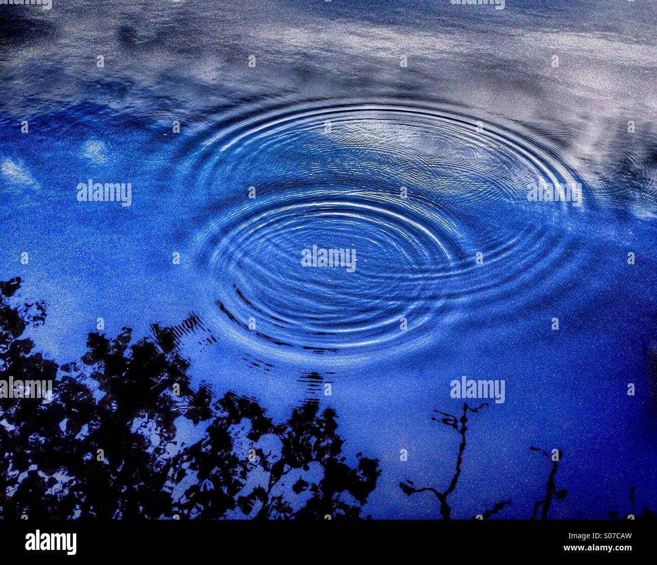 Linked circular ripples in water Stock Photo - Alamy
