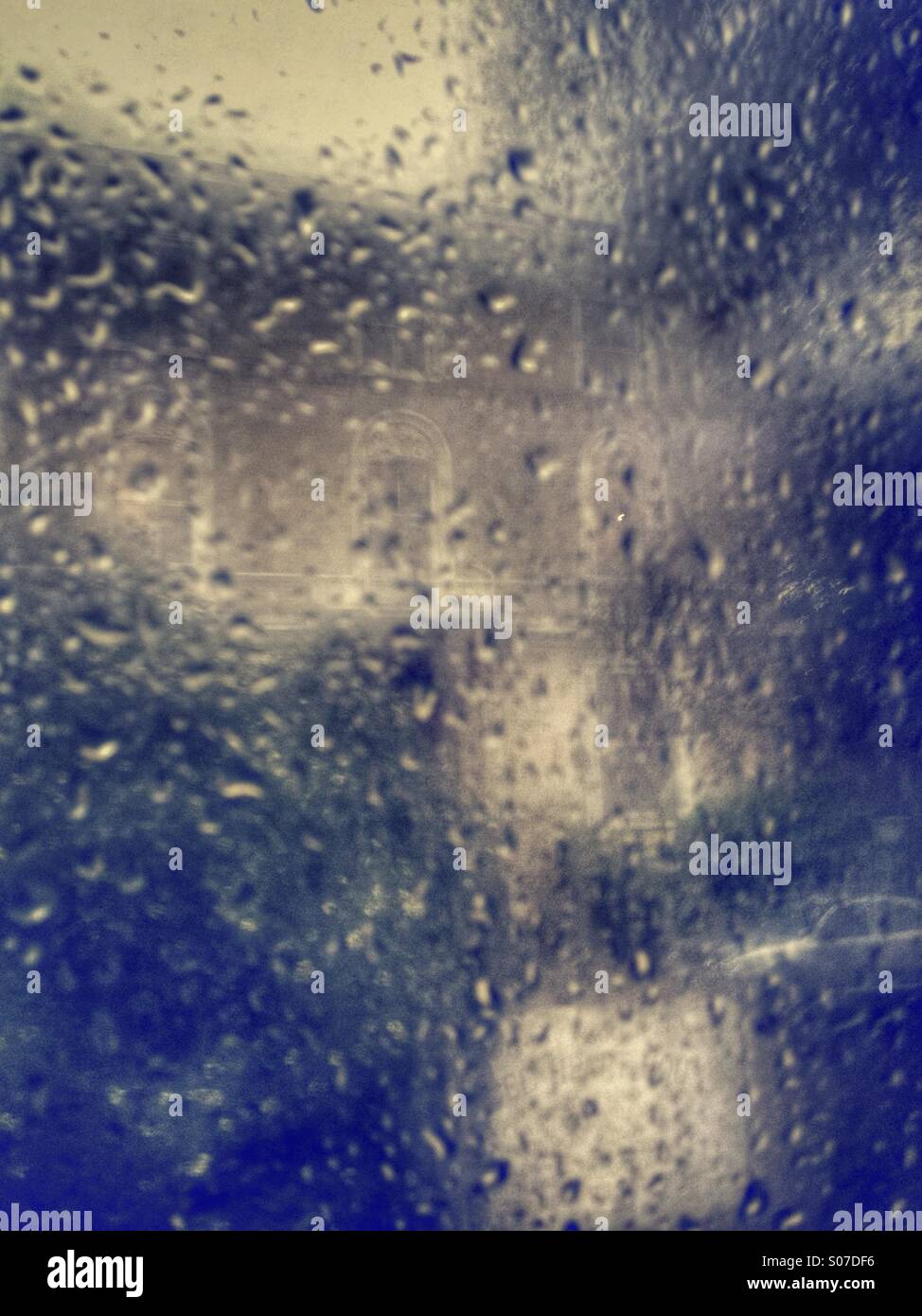 Raindrops window london hi-res stock photography and images - Alamy
