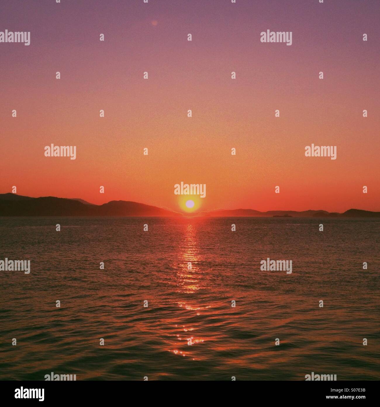 Red and pink sunset hi-res stock photography and images - Alamy