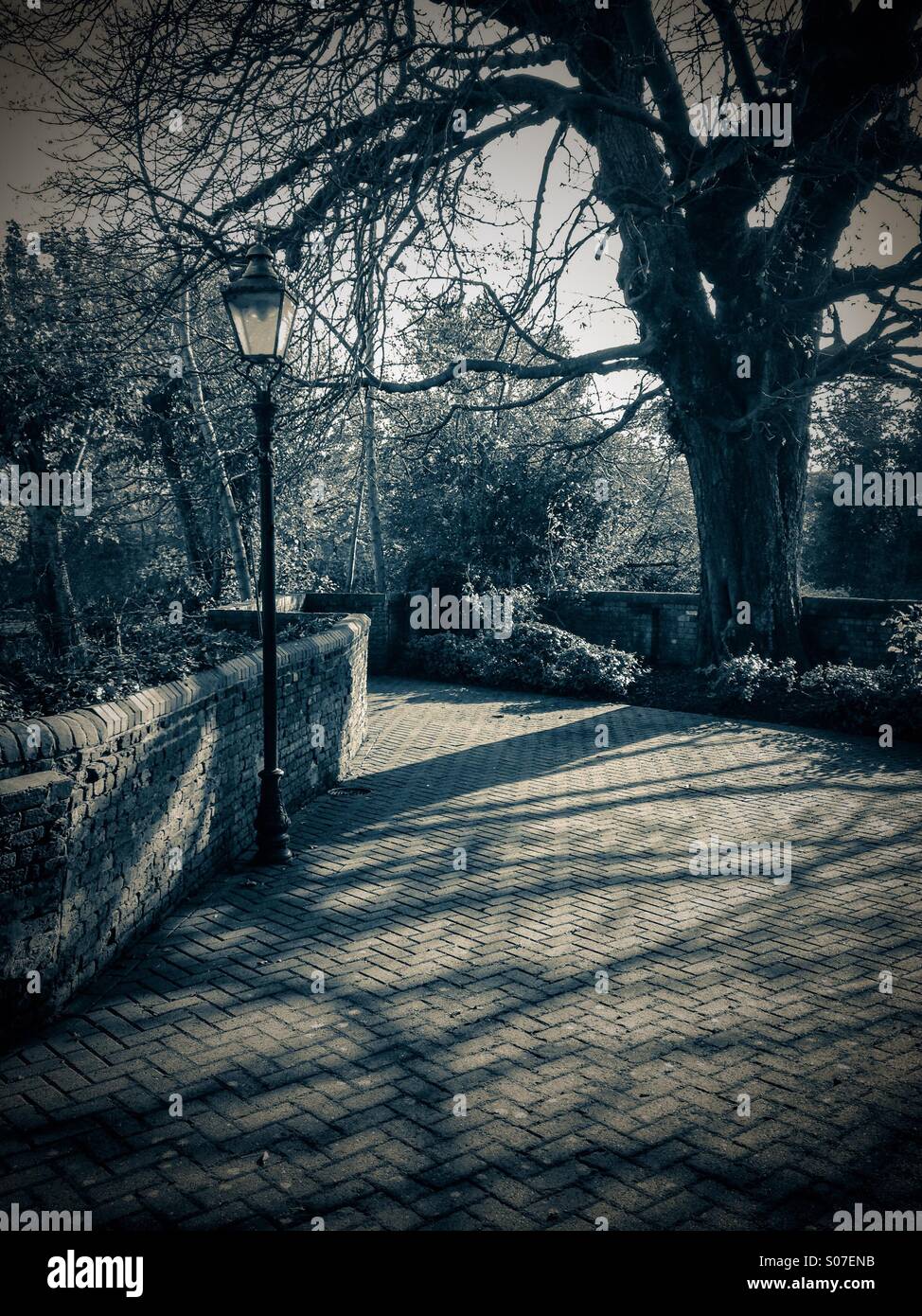 Shadows urban hi-res stock photography and images - Alamy