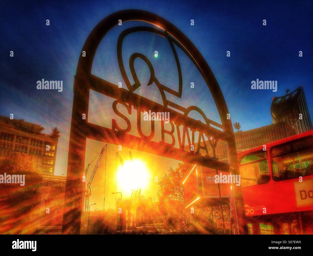 Elephant and castle tube sign hi-res stock photography and images - Alamy