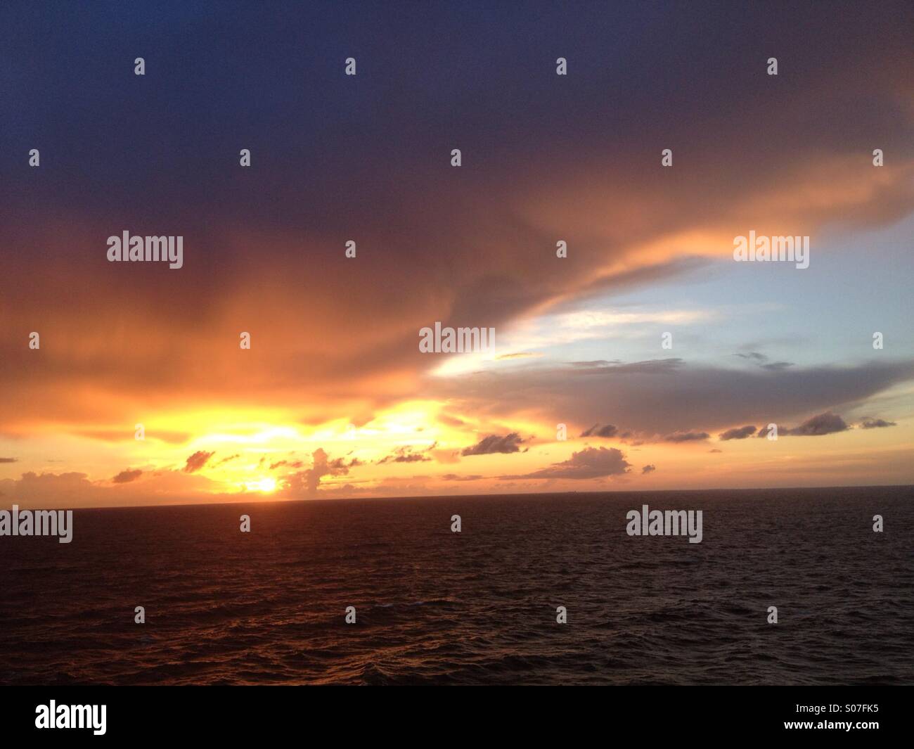 Horizon on the sea Stock Photo - Alamy