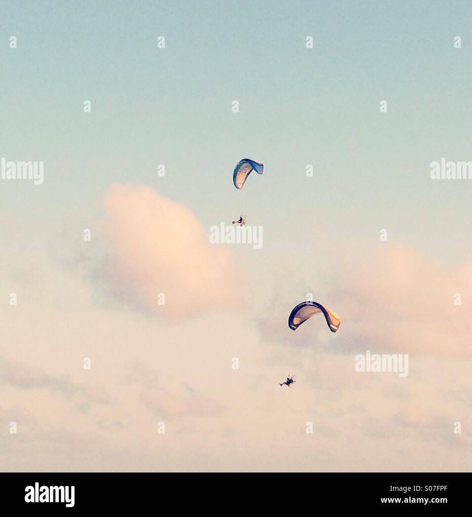 Flying paramotor hi-res stock photography and images - Alamy