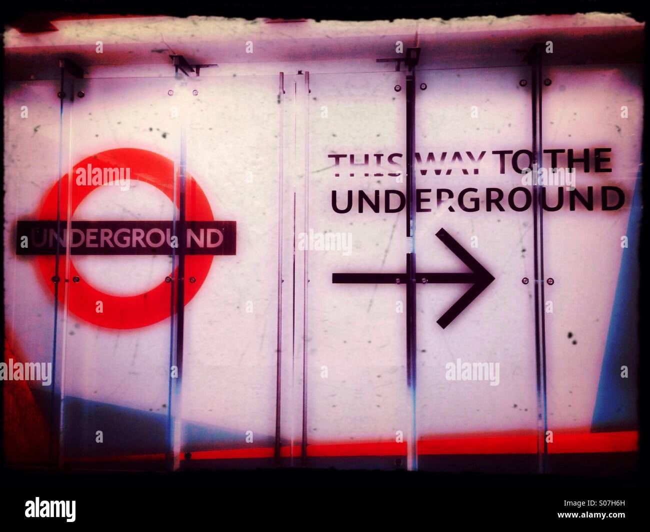 London bridge station sign hi-res stock photography and images - Alamy