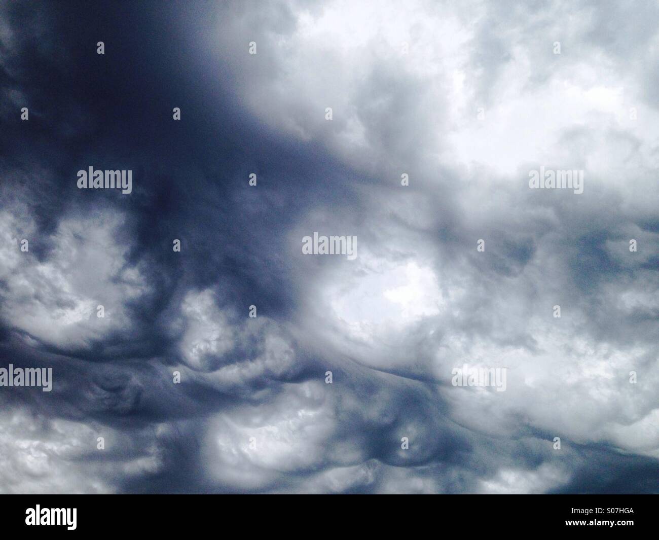 Dark grey clouds hi-res stock photography and images - Alamy