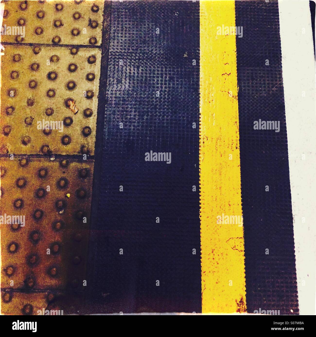 London train platform yellow line hi-res stock photography and images ...