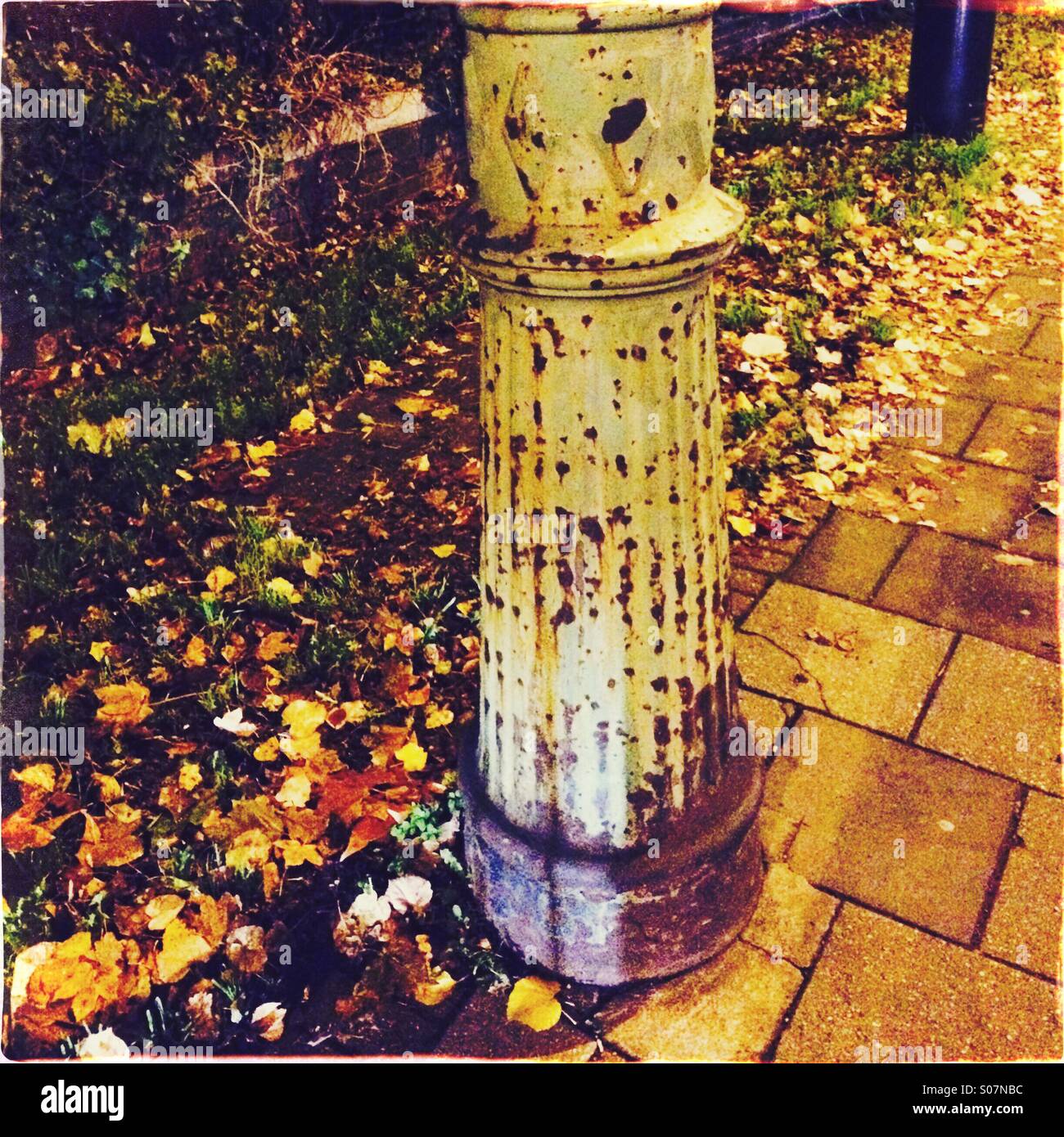 Old light post hi-res stock photography and images - Alamy