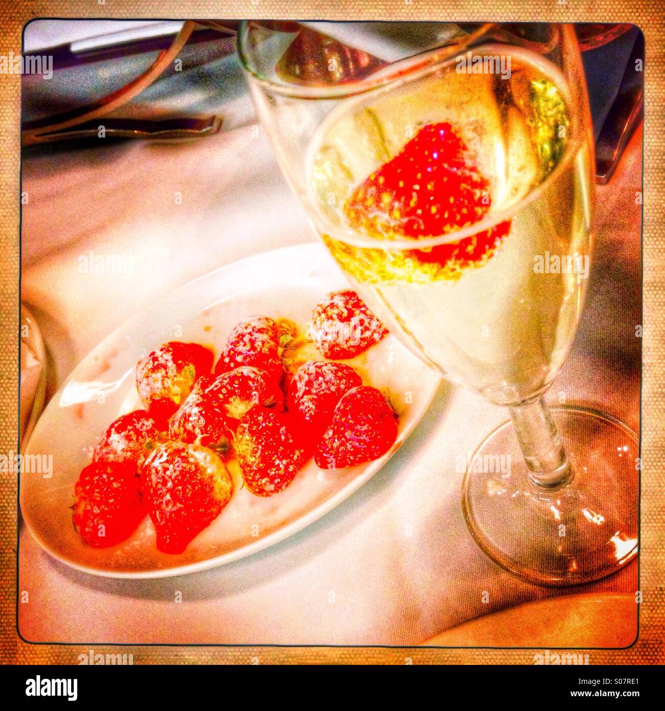Champagne strawberries hi-res stock photography and images - Alamy