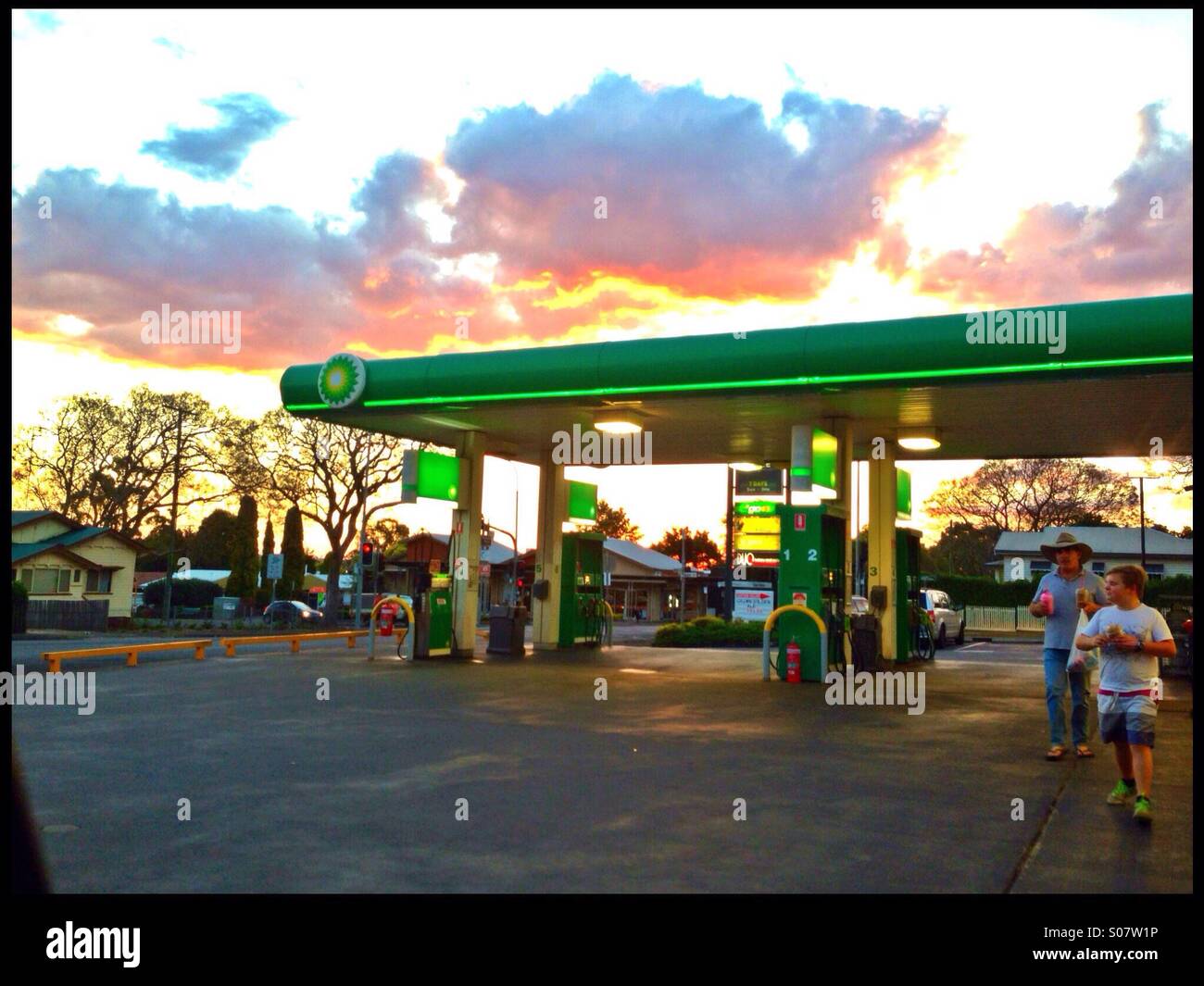 Getting petrol hi-res stock photography and images - Alamy