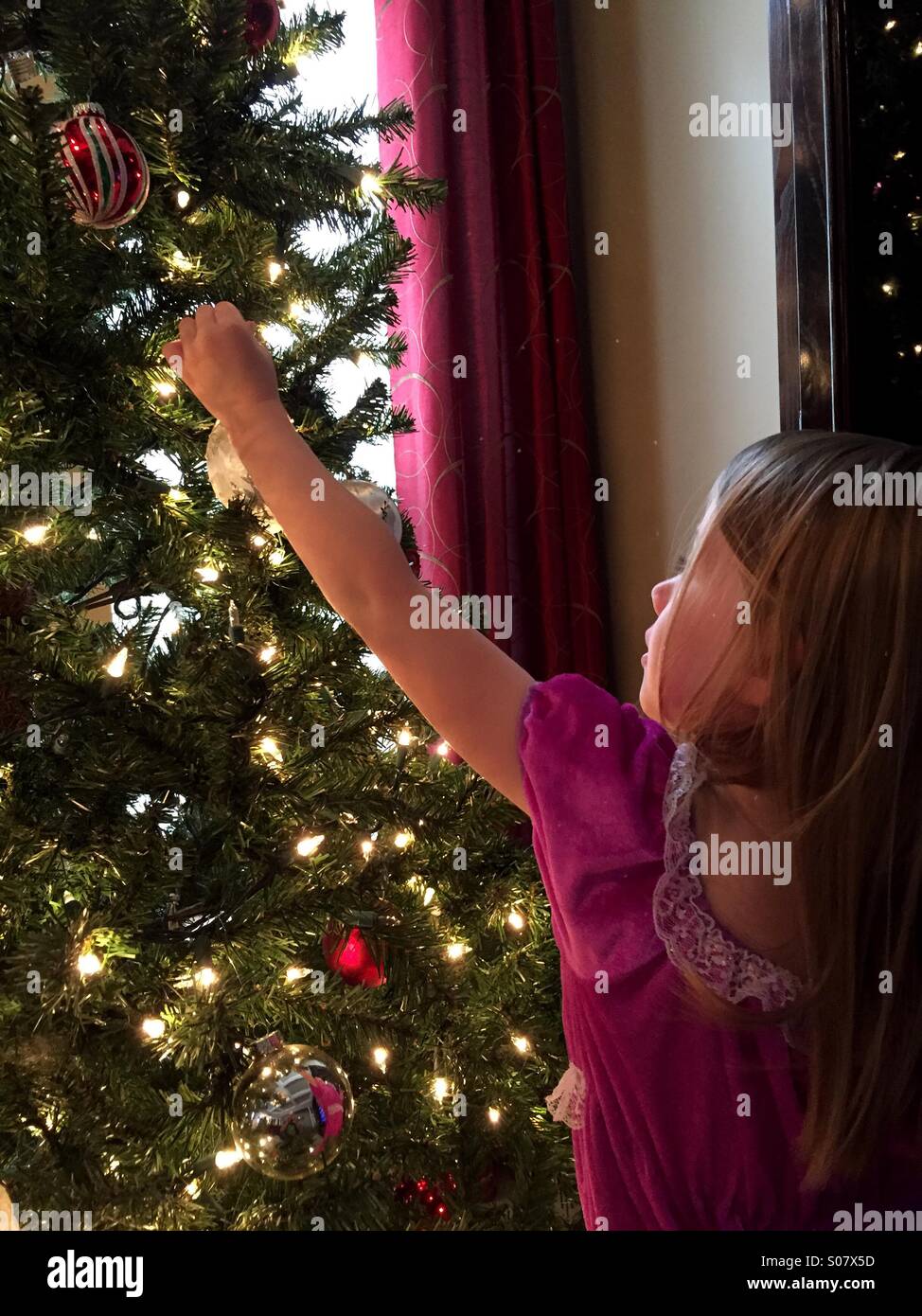 Child at christmas tree hi-res stock photography and images - Alamy