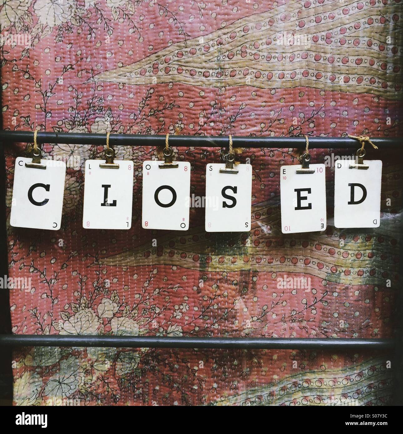 Storefront closed sign hi-res stock photography and images - Alamy