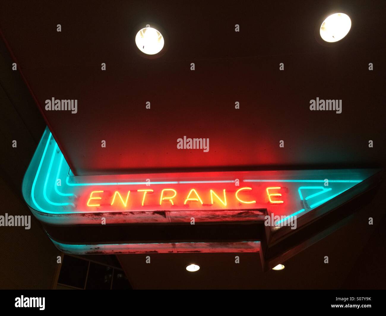 Entrance sign with arrow hi-res stock photography and images - Alamy