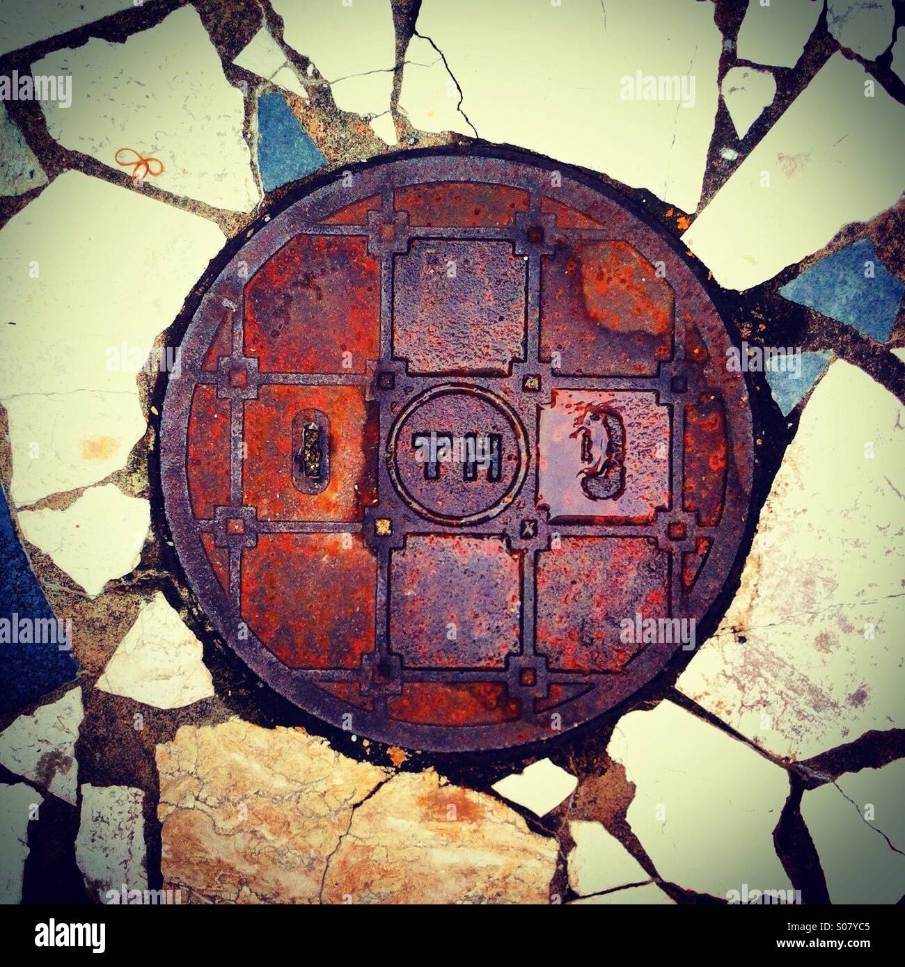 Manhole round plate cover in steel or metal Stock Photo - Alamy