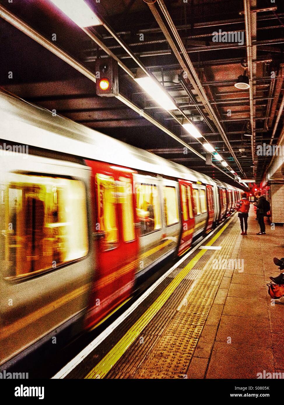 Train coming into station hi-res stock photography and images - Alamy