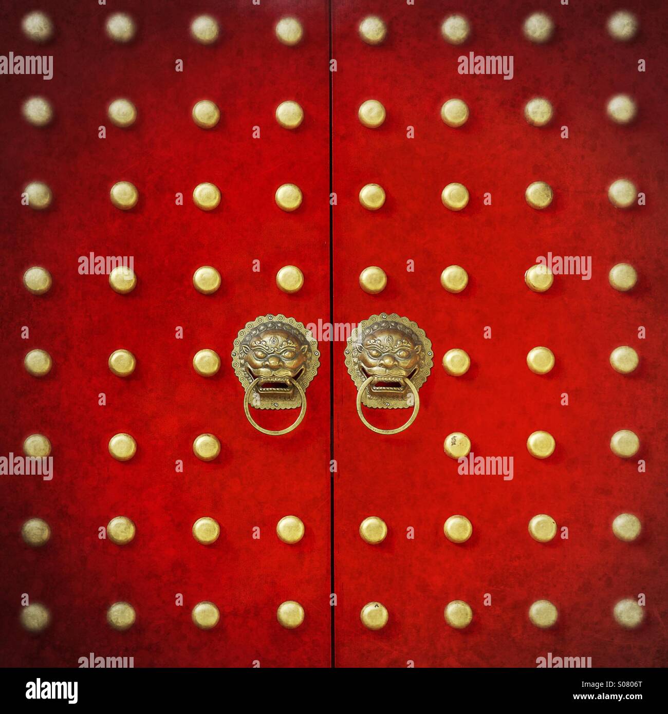 Large chinese doorway hi-res stock photography and images - Alamy
