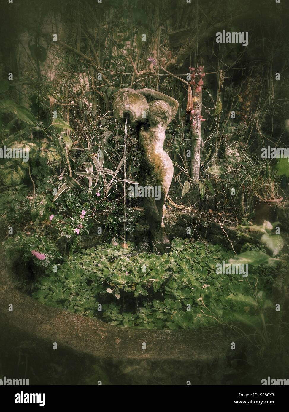 Water girl statue hi-res stock photography and images - Alamy