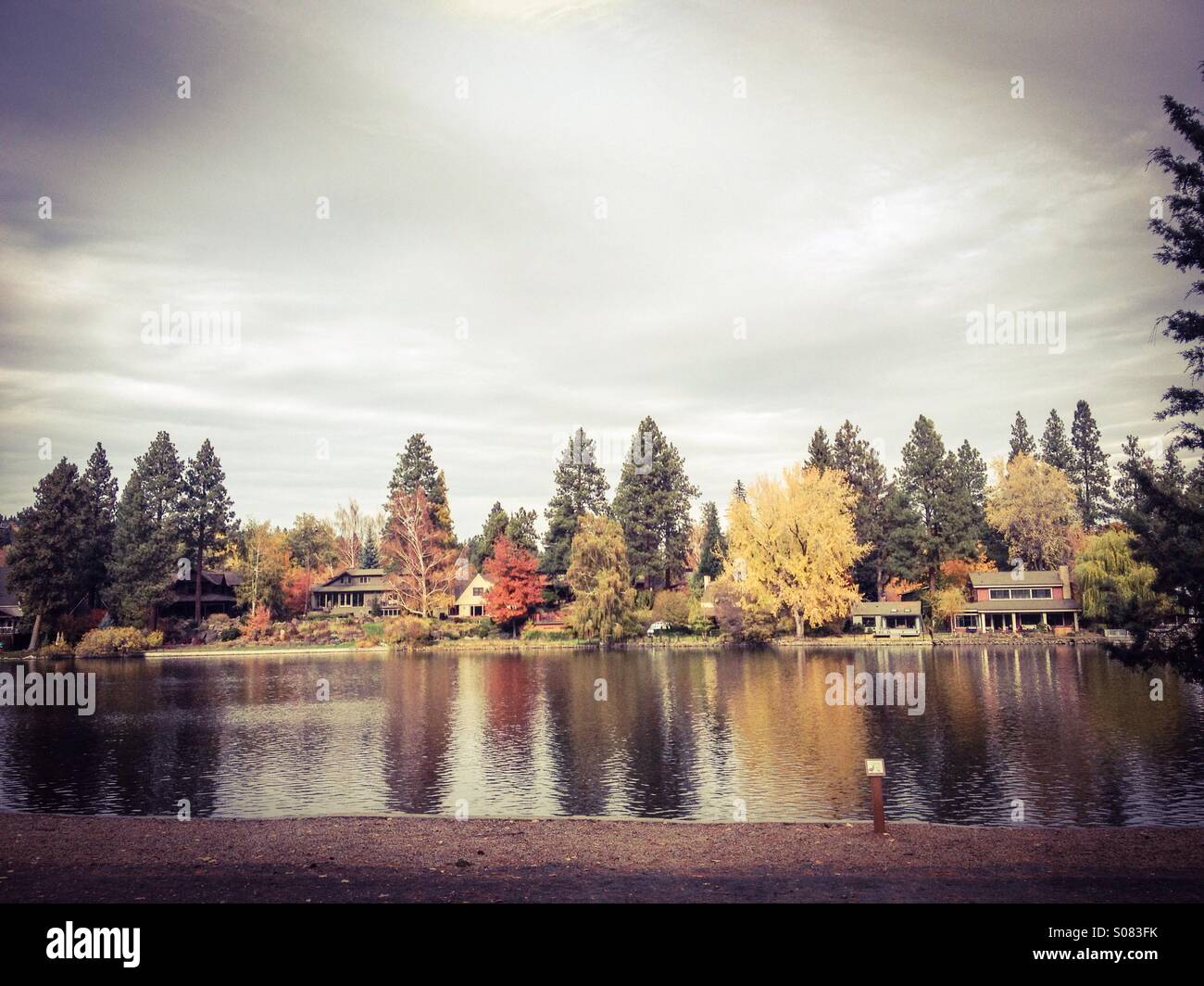 Bend oregon mirror pond hi-res stock photography and images - Alamy