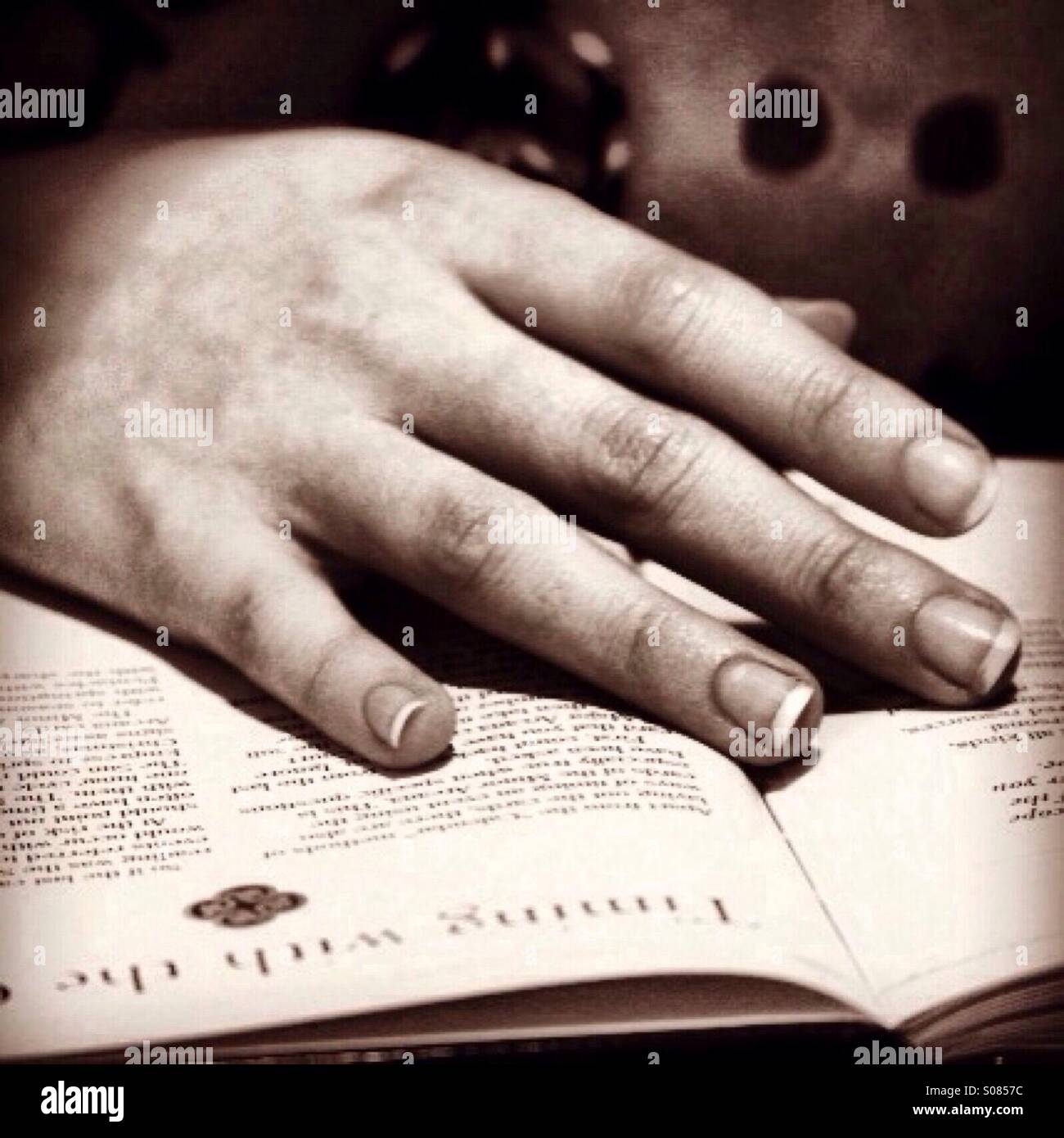 Pages book hand hi-res stock photography and images - Alamy