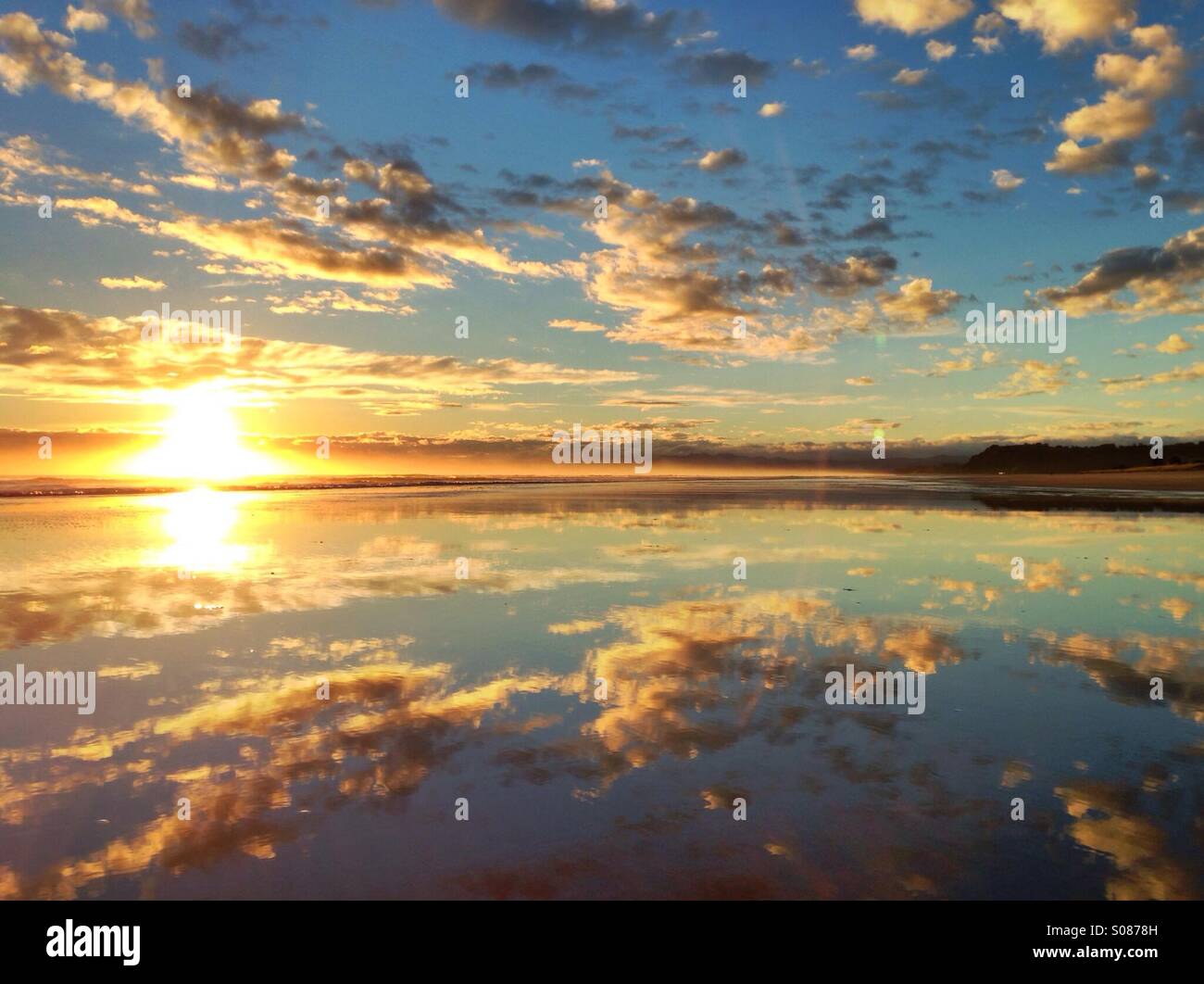 Blue ocean mirror hi-res stock photography and images - Alamy