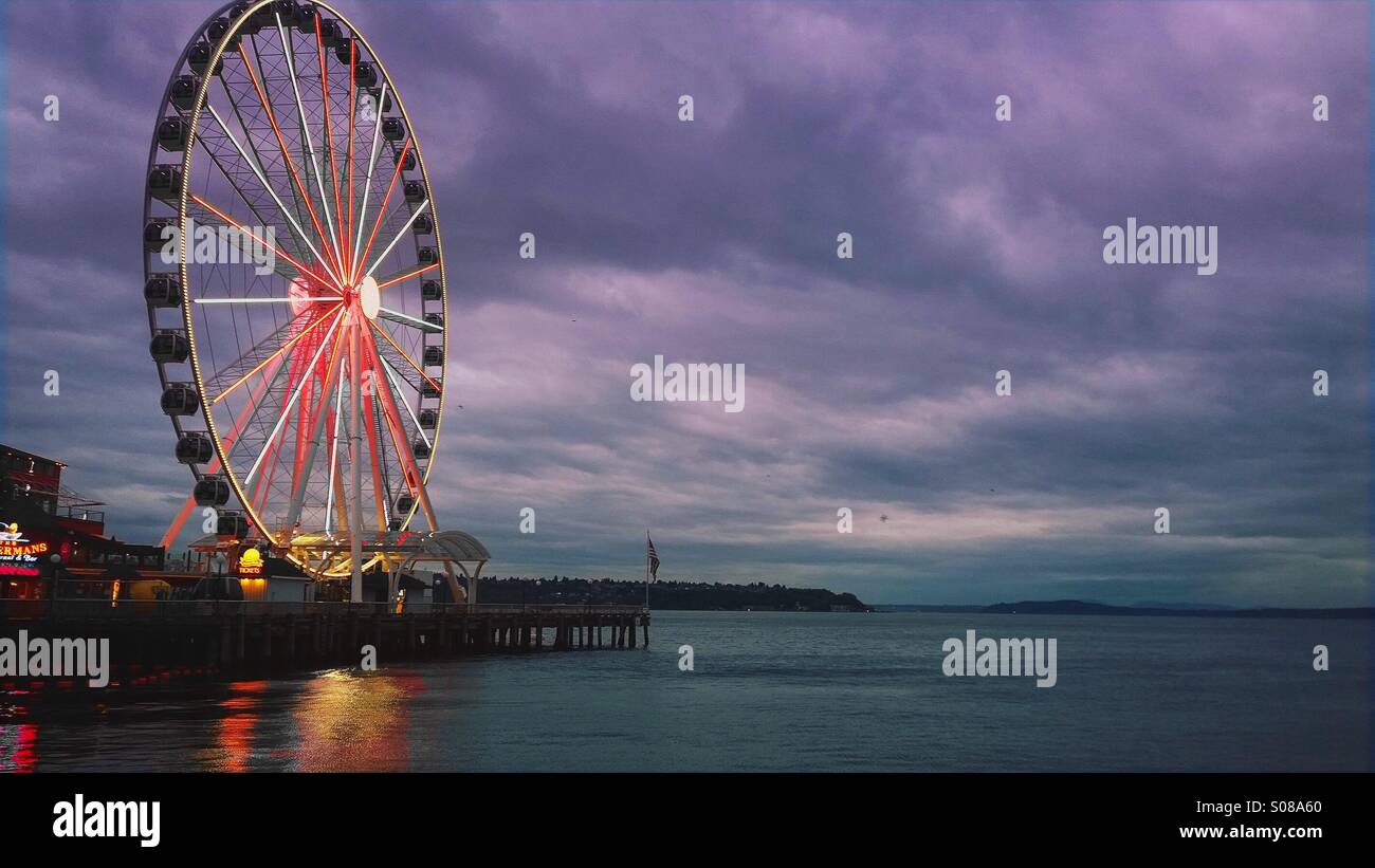 Seattle great wheel at sunset Stock Photo - Alamy