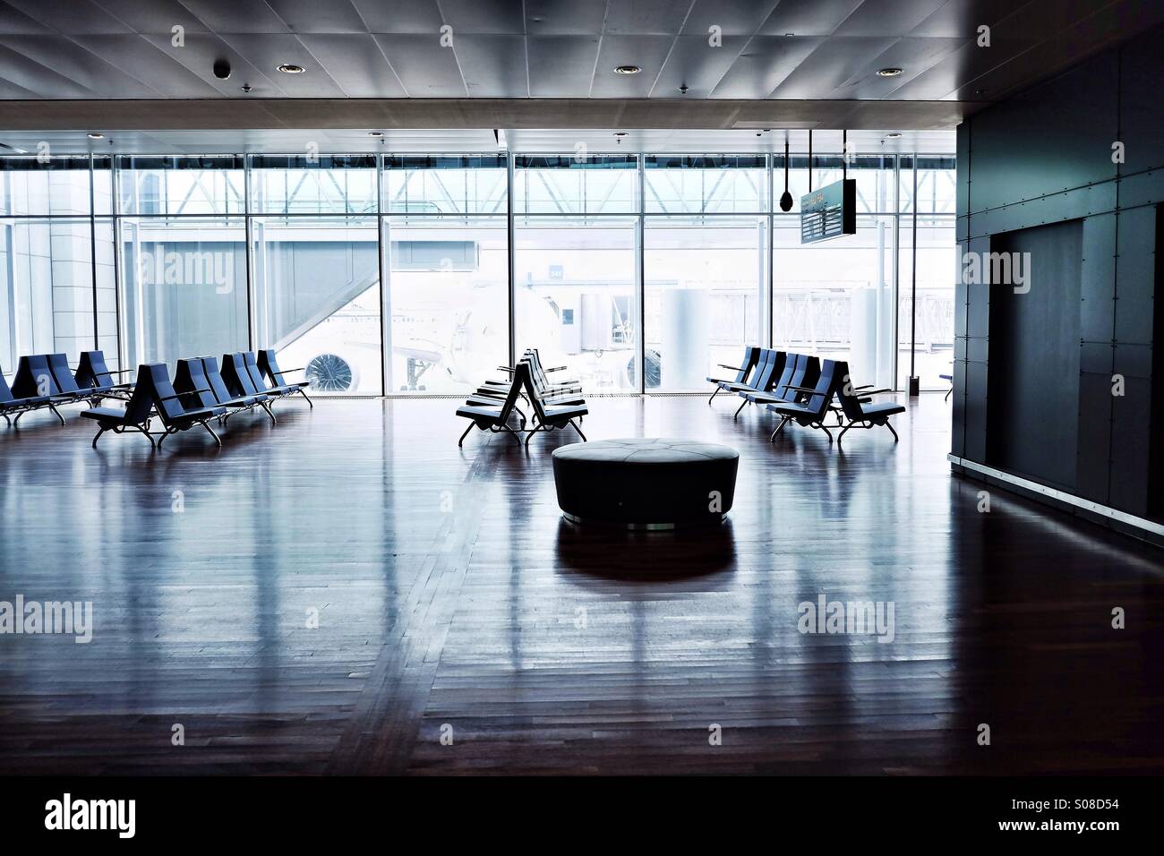 Empty airport lounge hi-res stock photography and images - Alamy