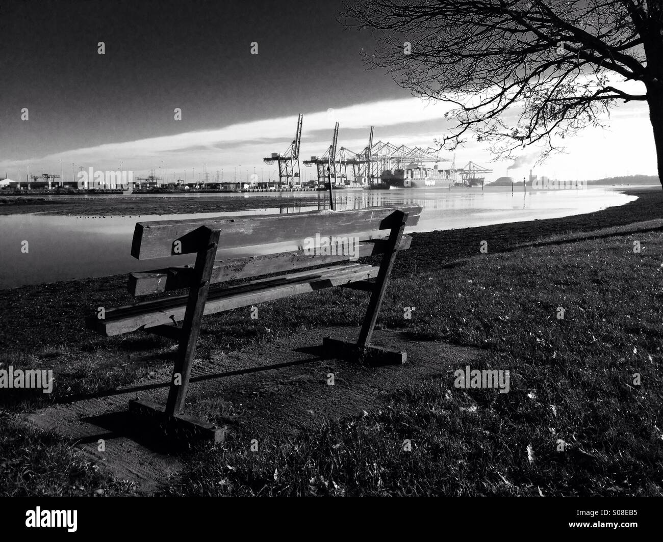 Waterside docks hi-res stock photography and images - Alamy