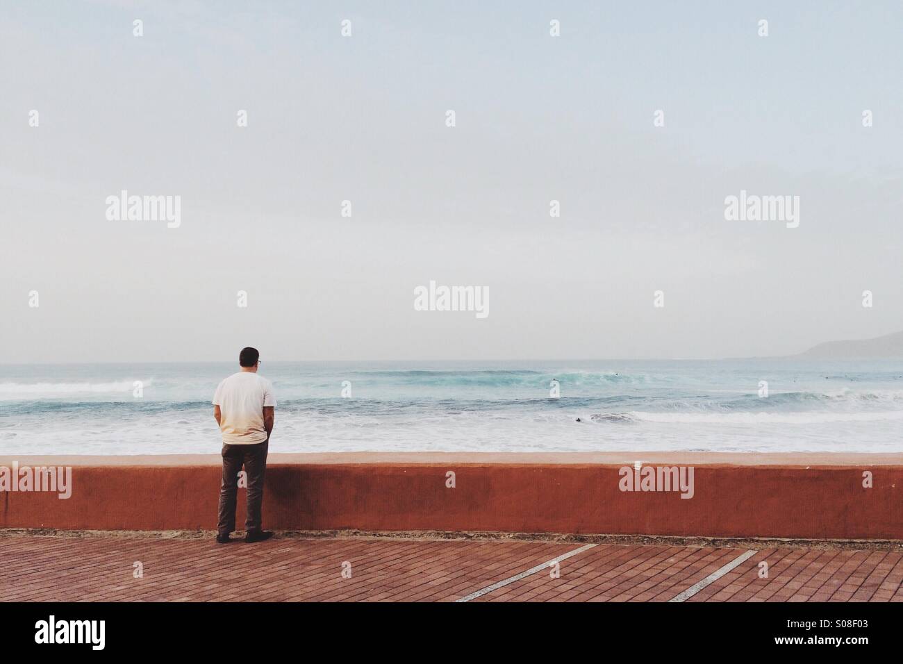Man looking ocean hi-res stock photography and images - Alamy