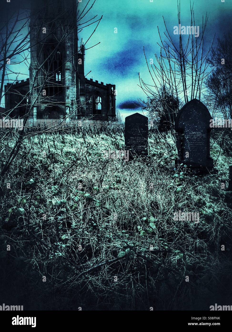 Spooky graveyard hi-res stock photography and images - Alamy