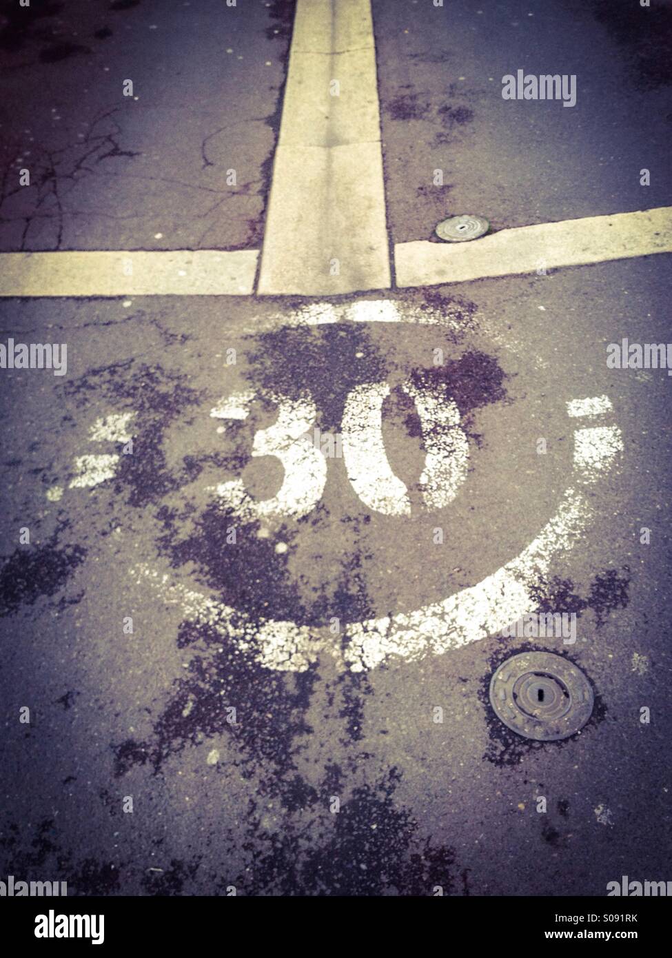30 km h sign hi-res stock photography and images - Alamy