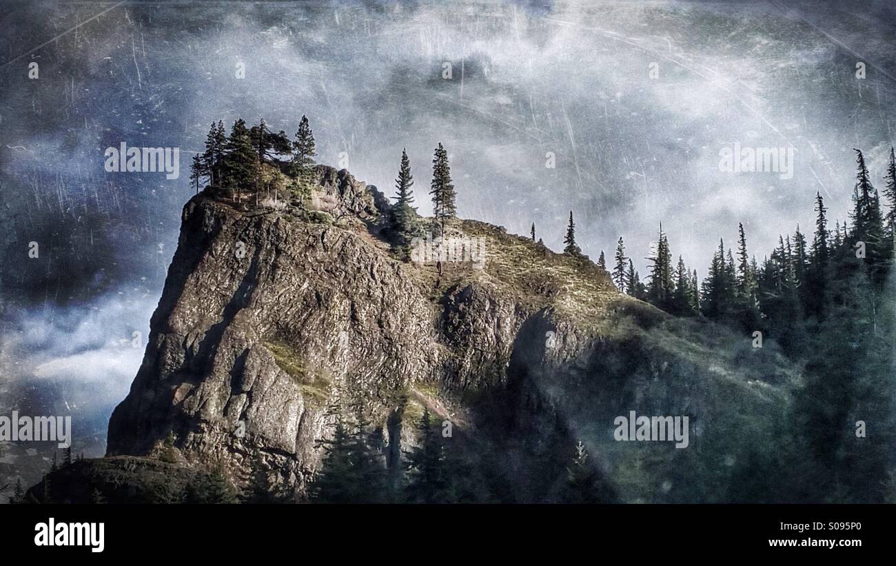 Rocky outcropping along the Columbia River in the Cascades of Oregon ...