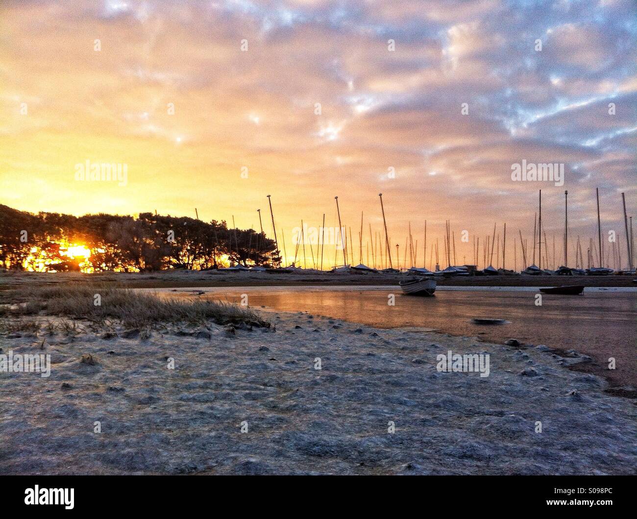 Sunrise over frosty hi-res stock photography and images - Alamy