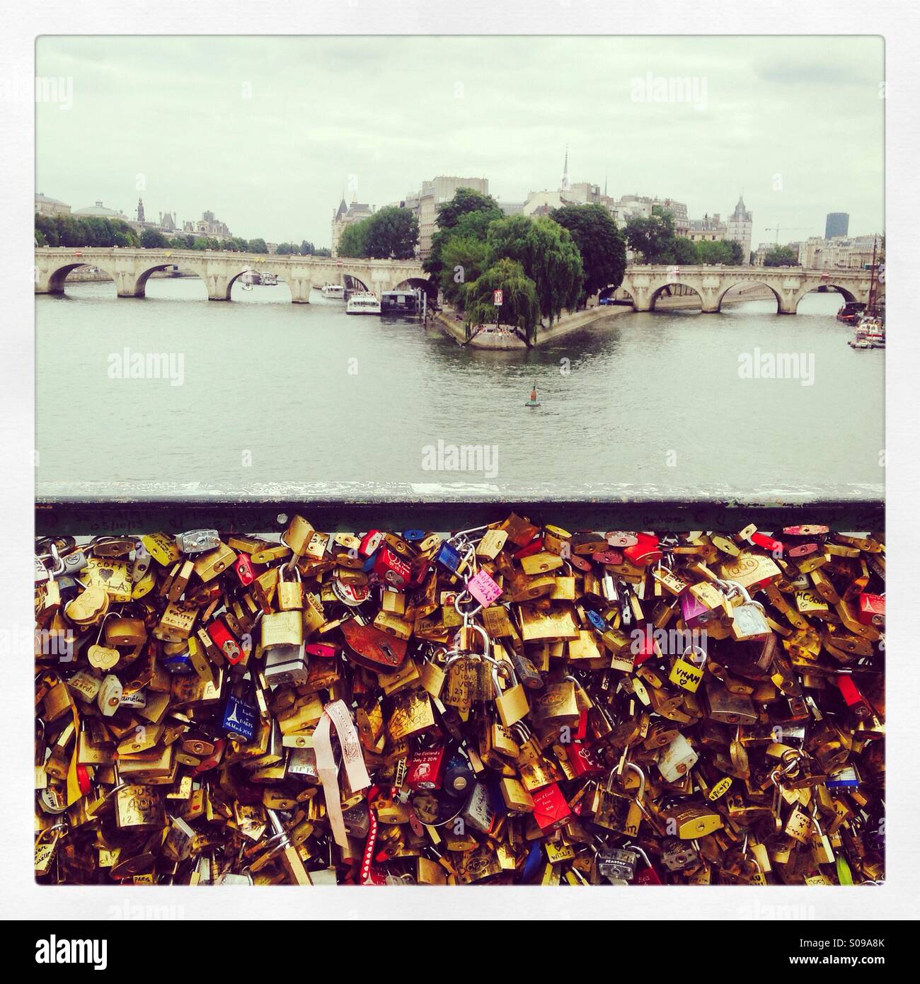 Love locks on a paris bridge hi-res stock photography and images - Alamy