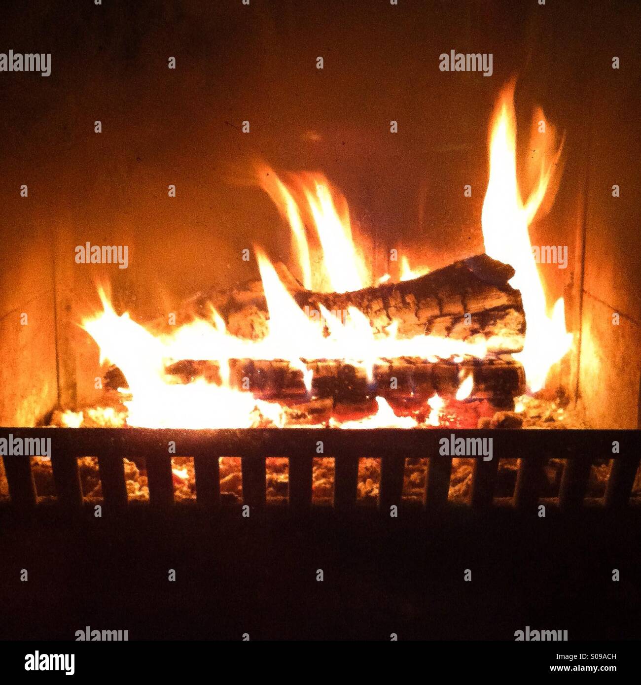 Fireplace fire burning hi-res stock photography and images - Alamy