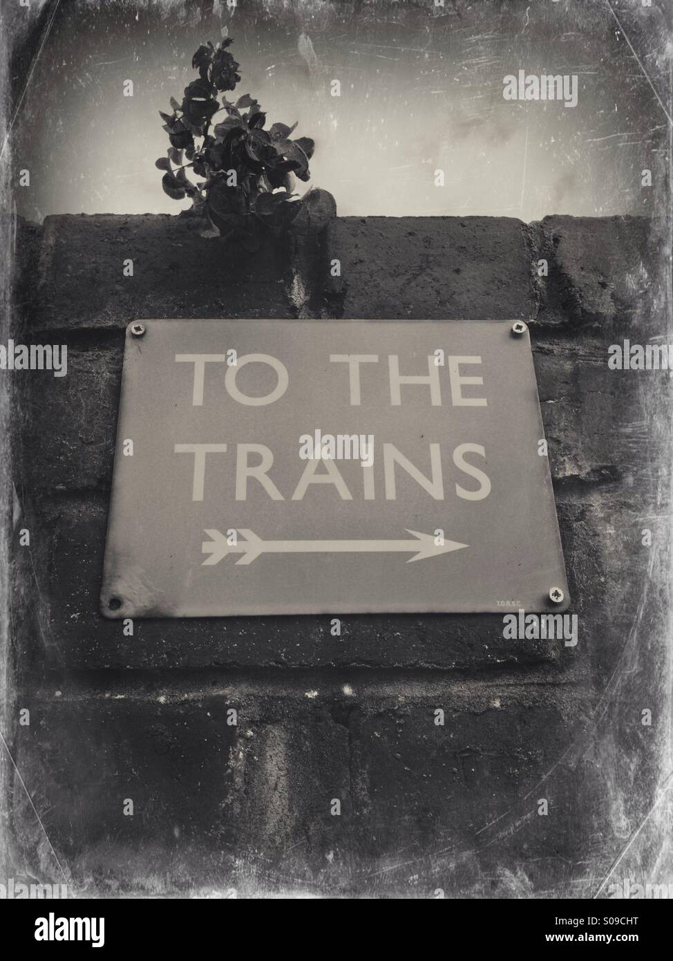 To the trains sign Stock Photo - Alamy
