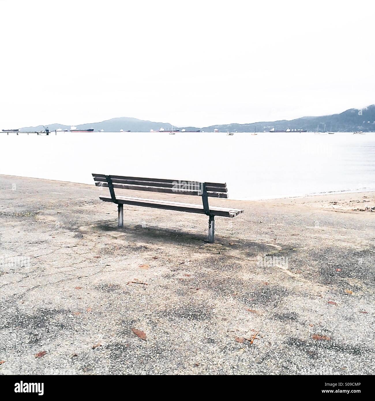 Lonely bench hi-res stock photography and images - Alamy