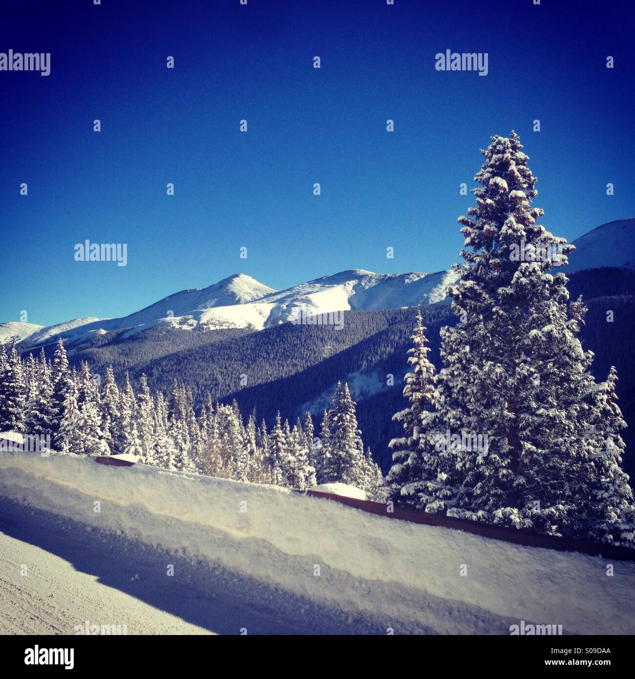 Snow covered rocky mountains hi-res stock photography and images - Alamy