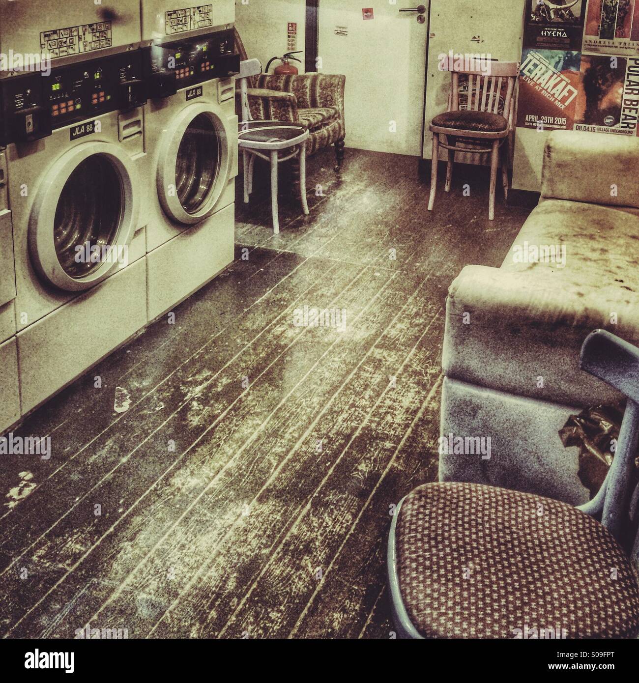 Launderette interior hi-res stock photography and images - Alamy