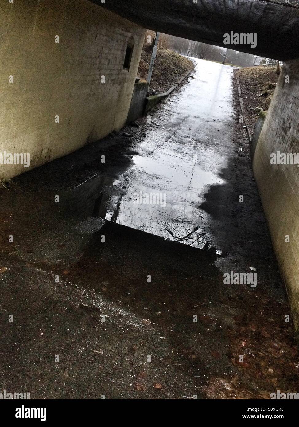 Road crossing water hi-res stock photography and images - Alamy