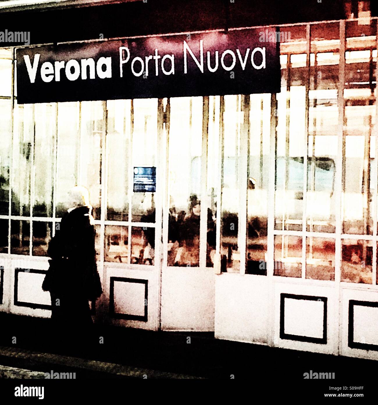 Woman wait waiting railway hi-res stock photography and images - Alamy