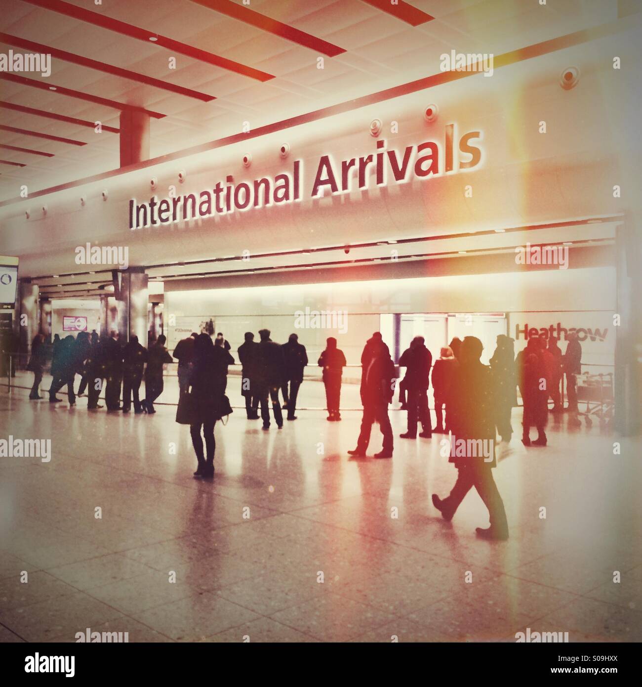Arrival gate london heathrow hi-res stock photography and images - Alamy