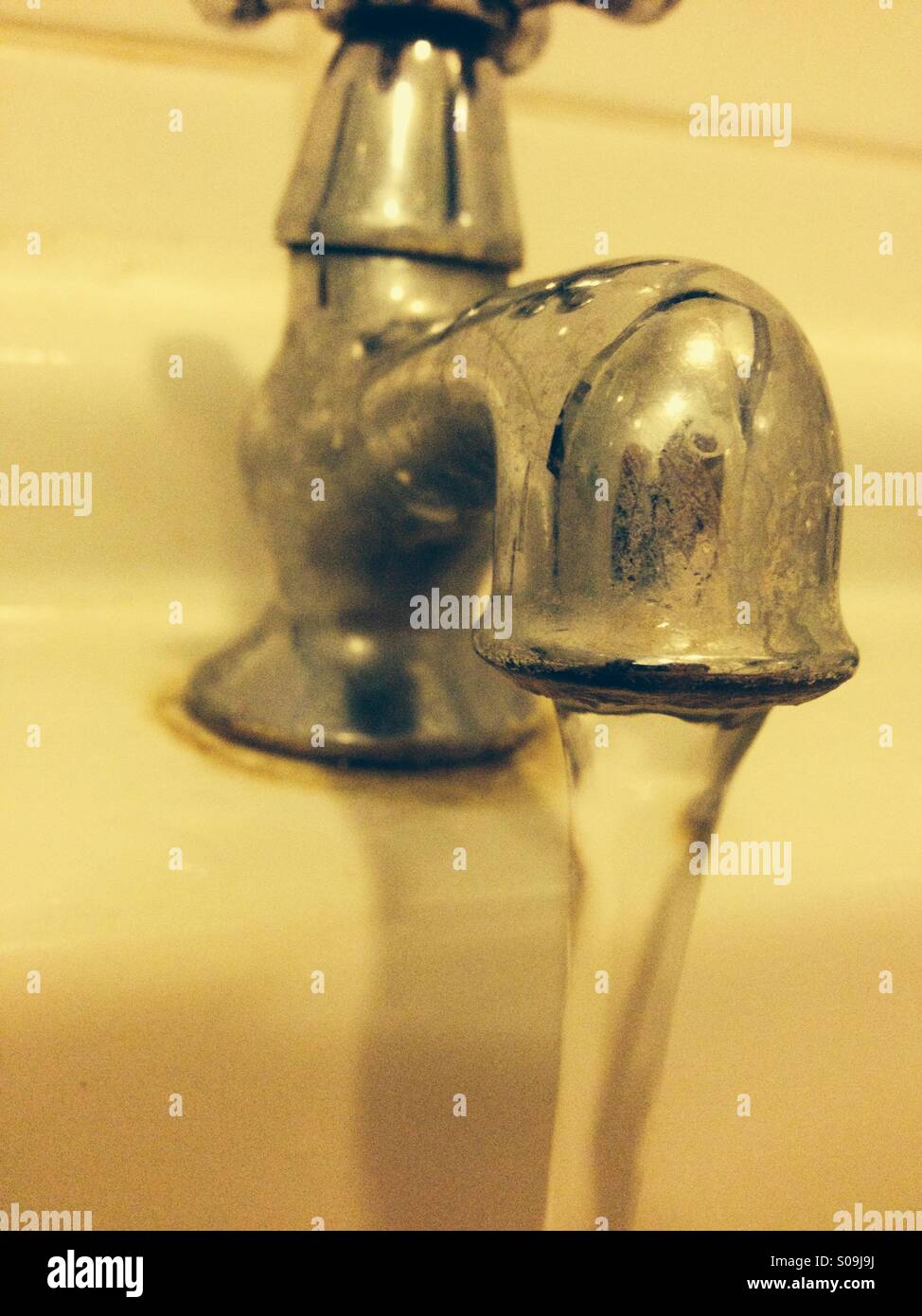Running water tap hi-res stock photography and images - Alamy