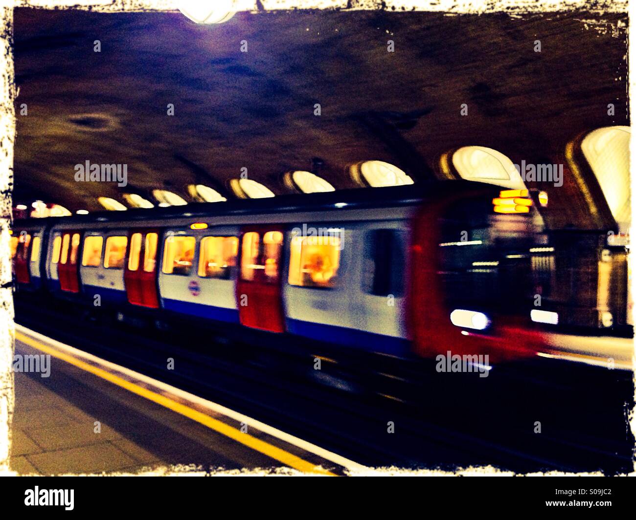 London subway platforms hi-res stock photography and images - Alamy