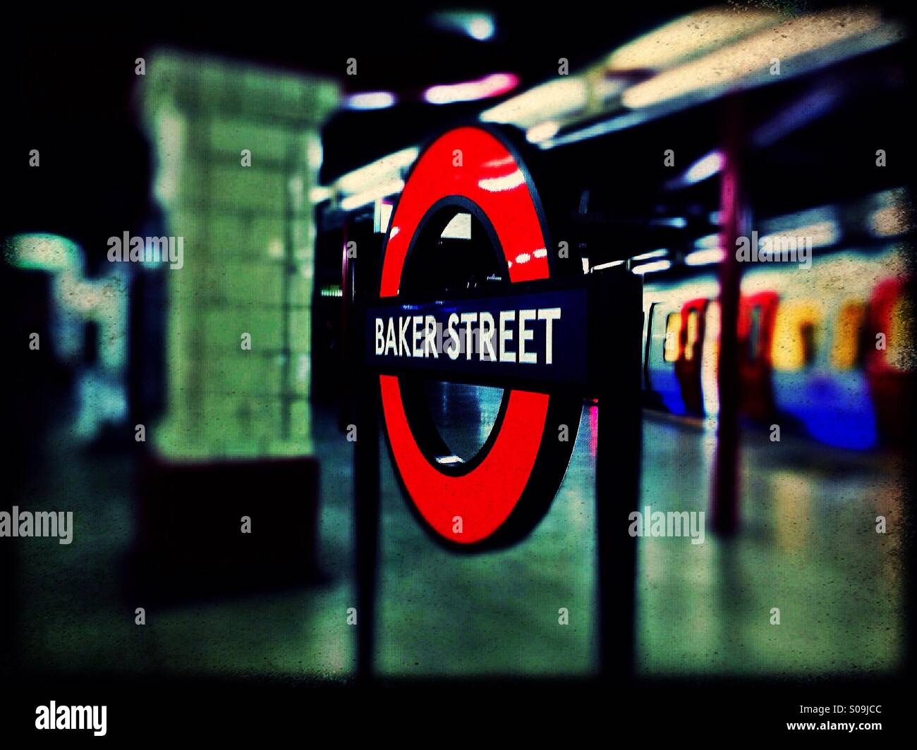 Baker street station roundel hi-res stock photography and images - Alamy