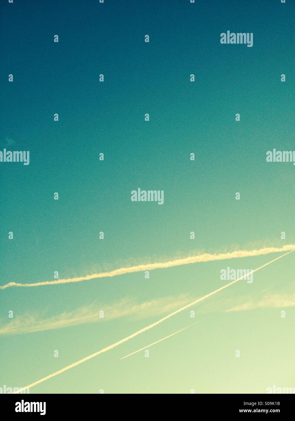 Aeroplane contrail hi-res stock photography and images - Alamy