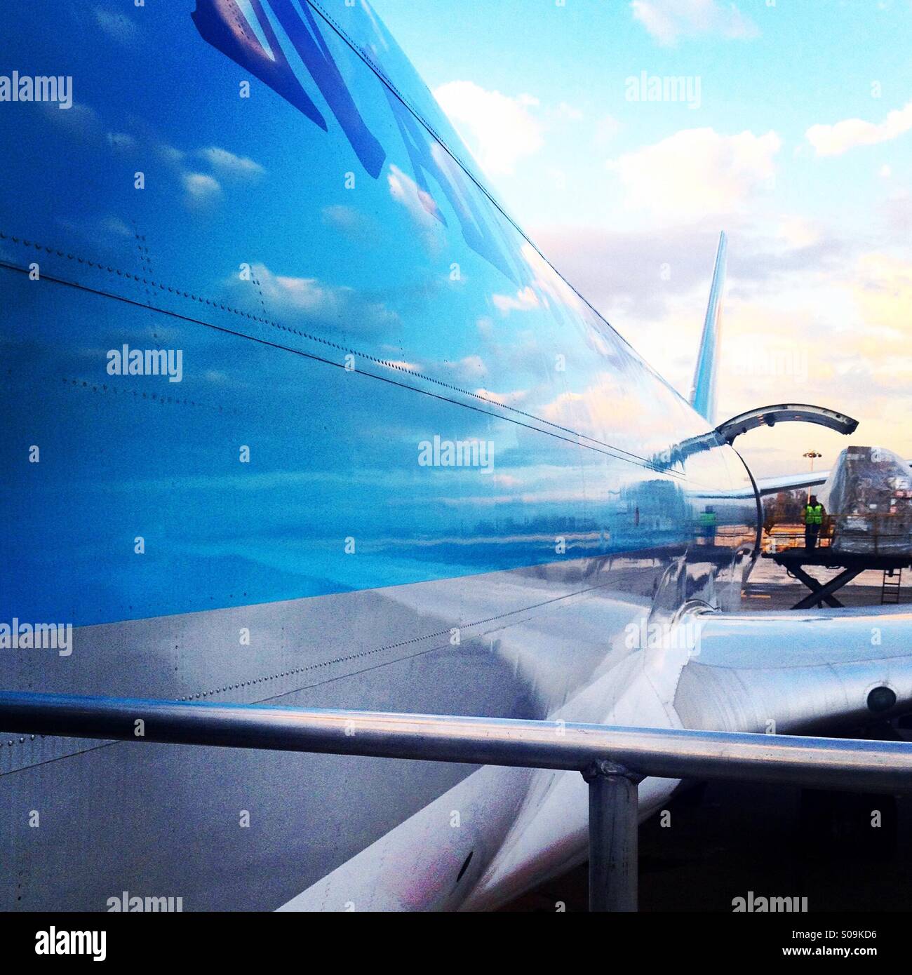 Cargo plane loading hi-res stock photography and images - Alamy