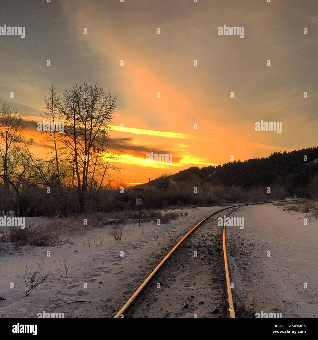 Railroad tracks sunrise hi-res stock photography and images - Alamy