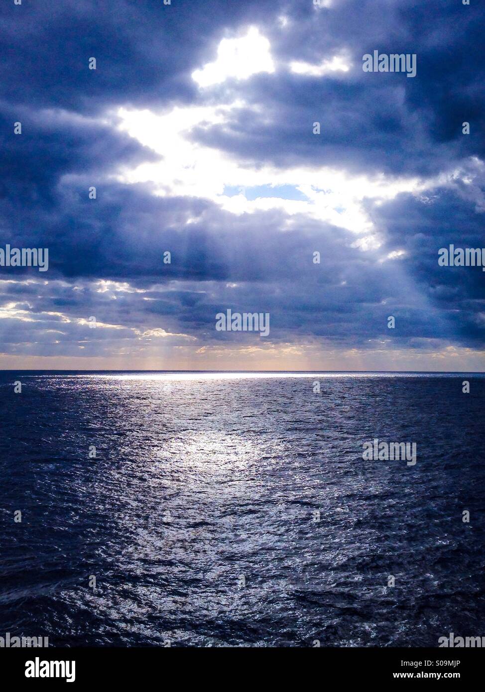 Moonlight ocean hi-res stock photography and images - Alamy